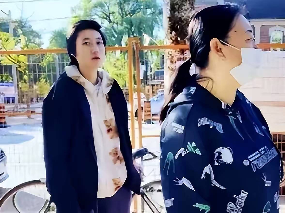 成龙私生女加拿大街头被偶遇，排队领救济食物，在餐馆打工养太太工作生活年轻人 