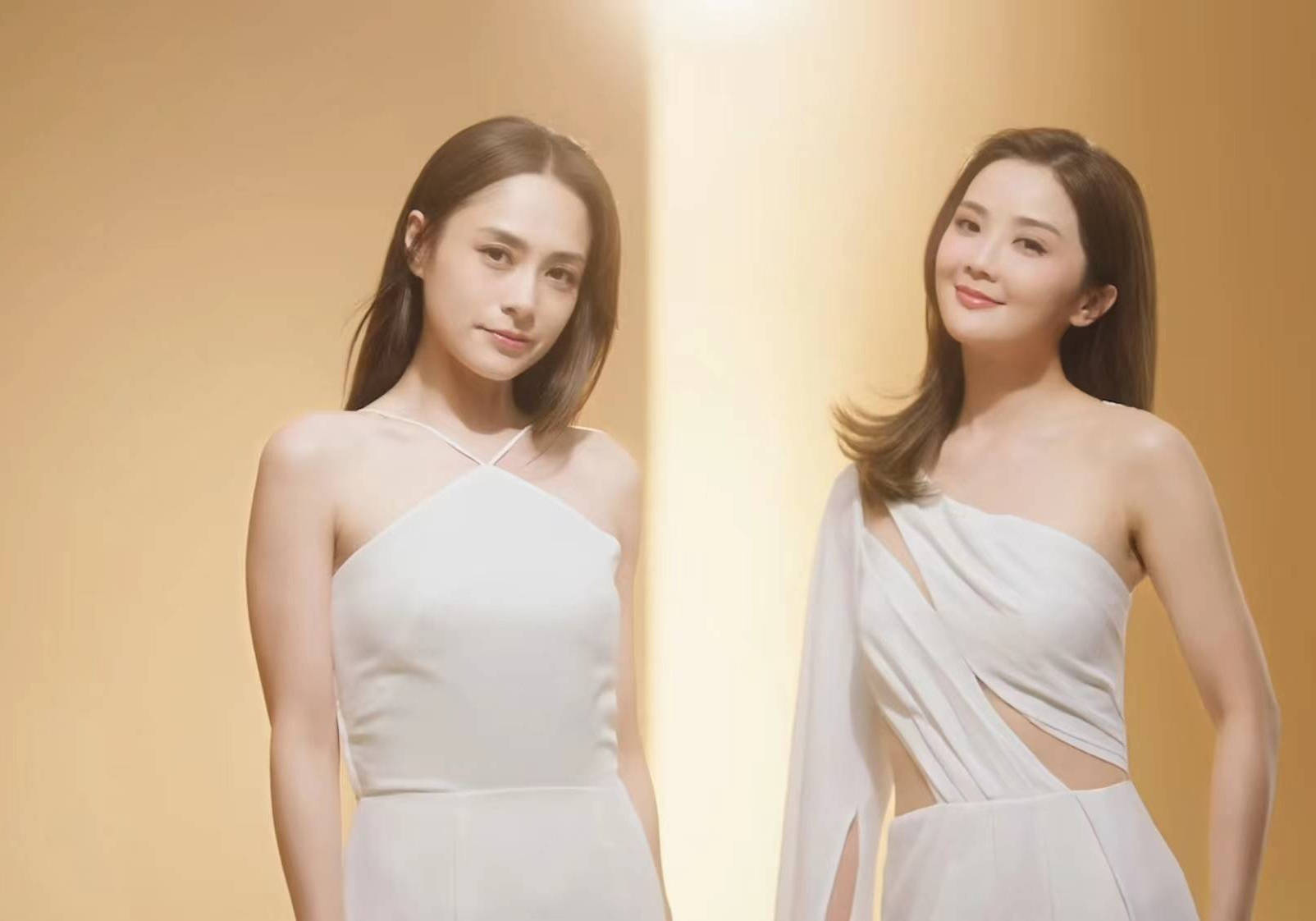 twins穿白色长裙合体超亲密 阿娇嘟嘴卖萌阿sa戳脸-搜狐大视野-搜狐新闻