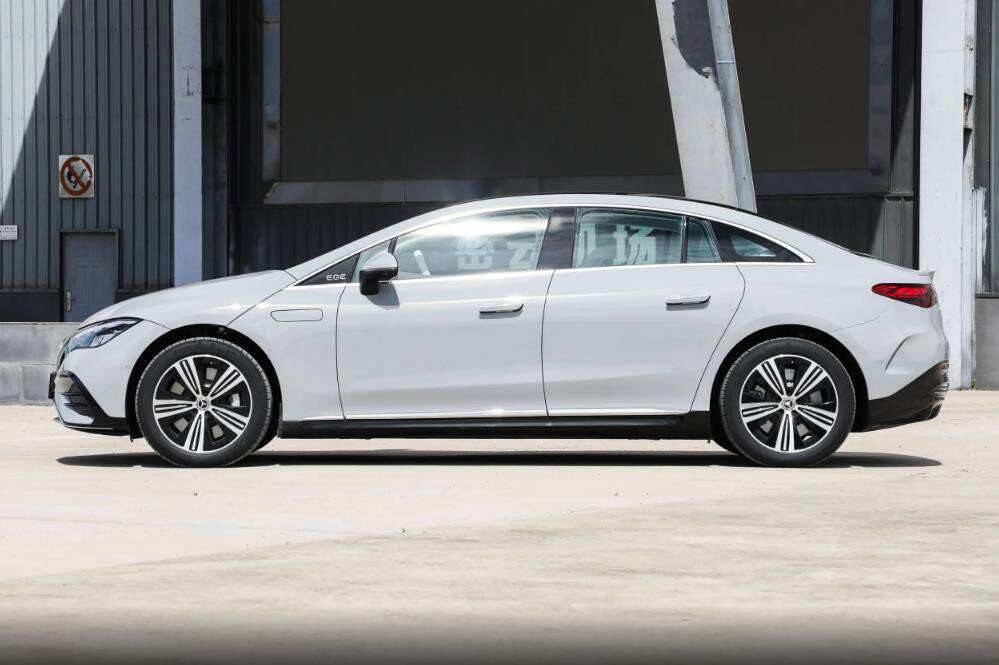 真要硬刚新势力？轴距3120mm，入门续航752km，实拍奔驰EQE_搜狐汽车_搜狐网