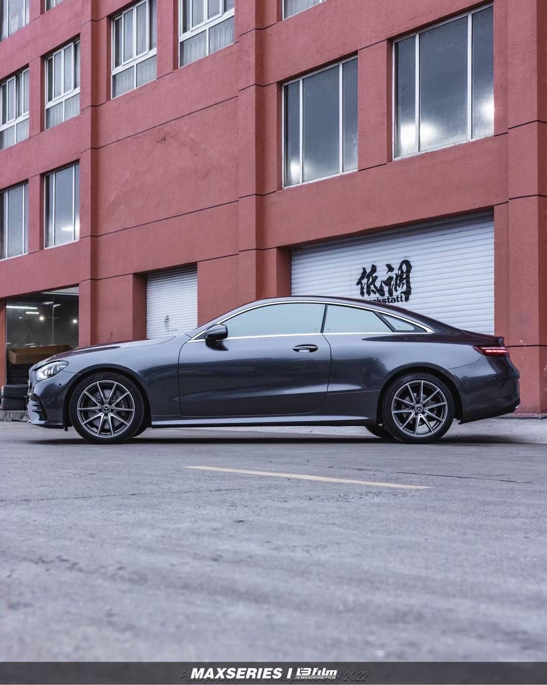 奔驰E300-LB改色膜液体金属乌木兰灰，中性风的液态金属咖_搜狐汽车_搜狐网