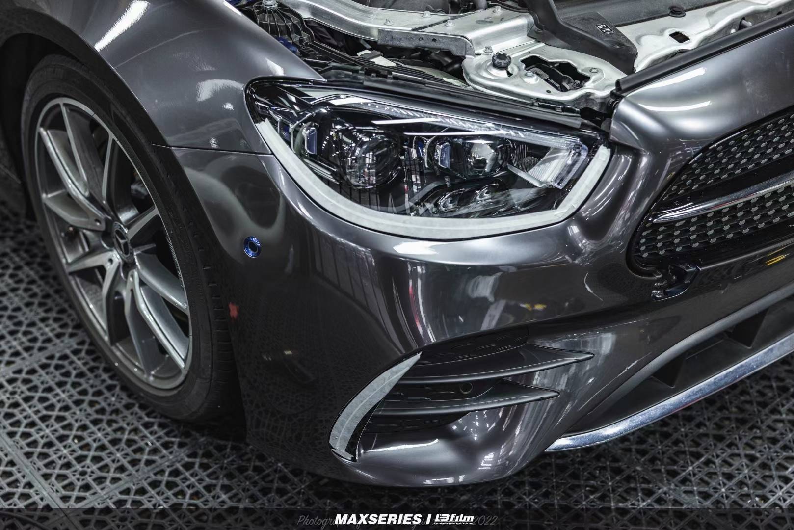 奔驰E300-LB改色膜液体金属乌木兰灰，中性风的液态金属咖_搜狐汽车_搜狐网