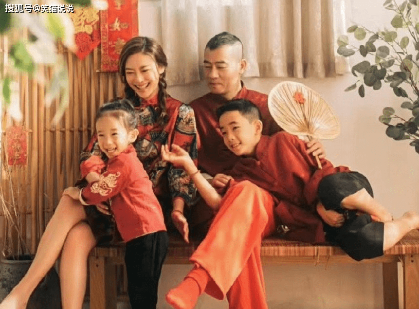 应采儿晒全家福：陈小春手拿蒲扇穿红袜，Jasper与hoho越发像父亲！_红色_网友_兄弟