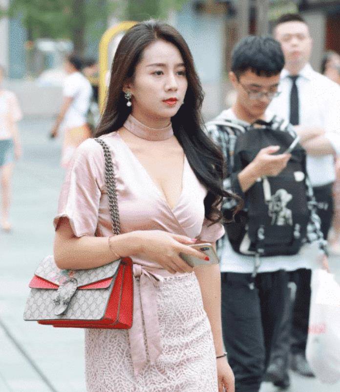 贵妇可真敢穿，除了真丝上衣之外，“窗帘”都拿来当裙子了？ -6park.com