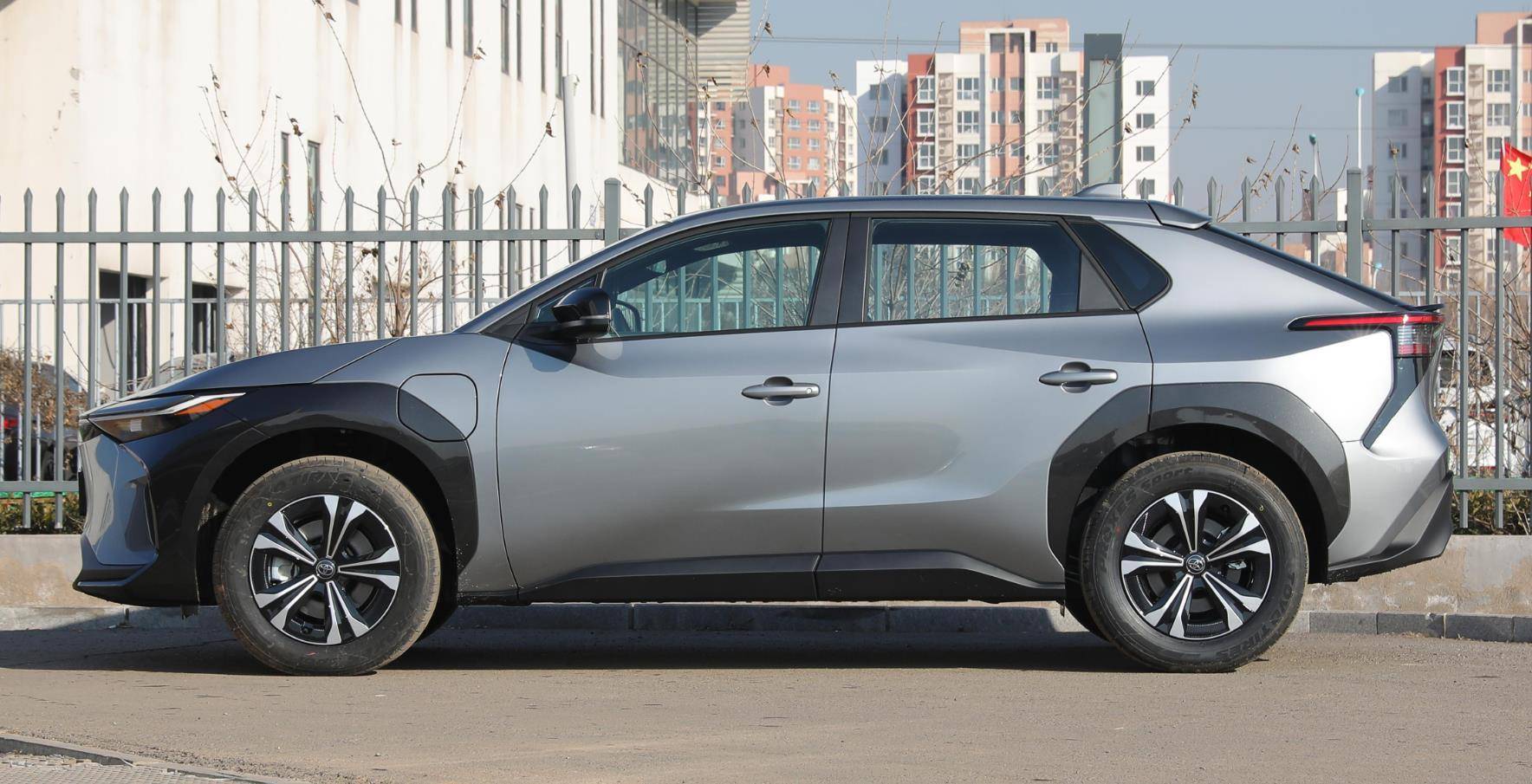 够狠，广汽丰田bZ4X官降三万，这是要“卷死”同行？_搜狐汽车_搜狐网