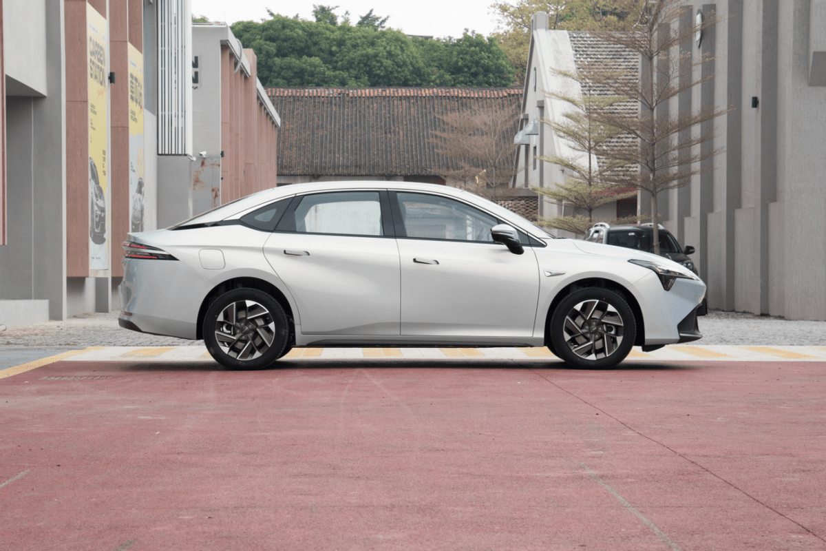 都是自主尖货，红旗E-QM5对比埃安AION S，谁是最优选？_搜狐汽车_搜狐网