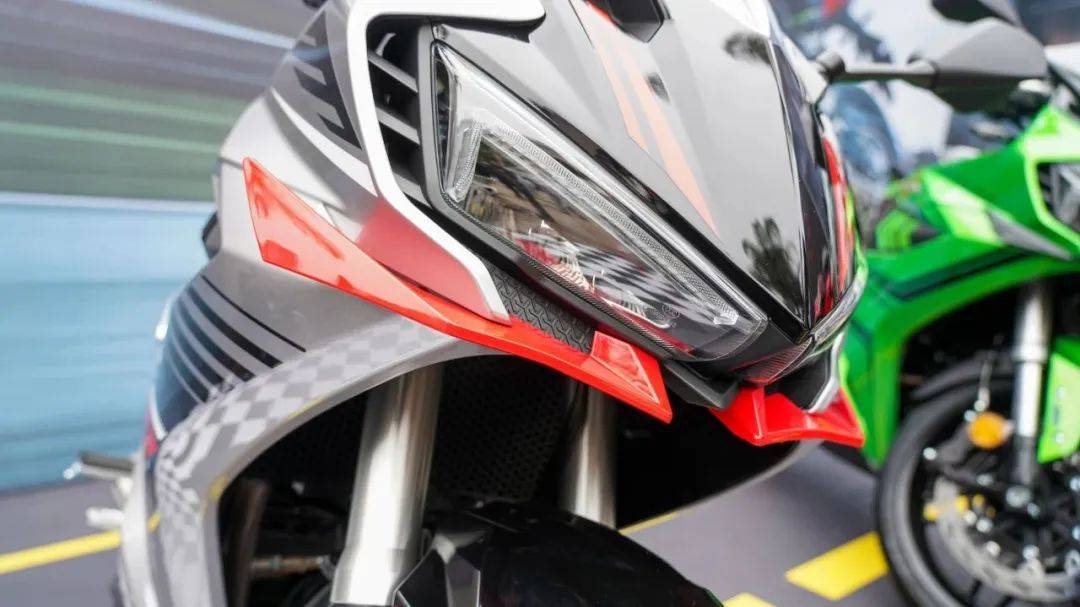 31980元的赛科龙RC401赛道版多项硬核升级，对标竞品有何优劣？_搜狐汽车_搜狐网