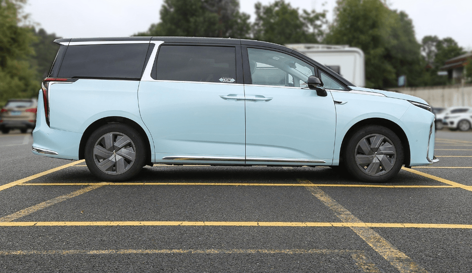 上市欲取代别克GL8，又一纯电MPV车型实图曝光，后排可放双人床_搜狐汽车_搜狐网