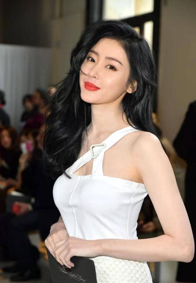 张天爱在国外大气秀性感，穿吊带80斤身材曲线惊艳，引老外侧目 -6park.com