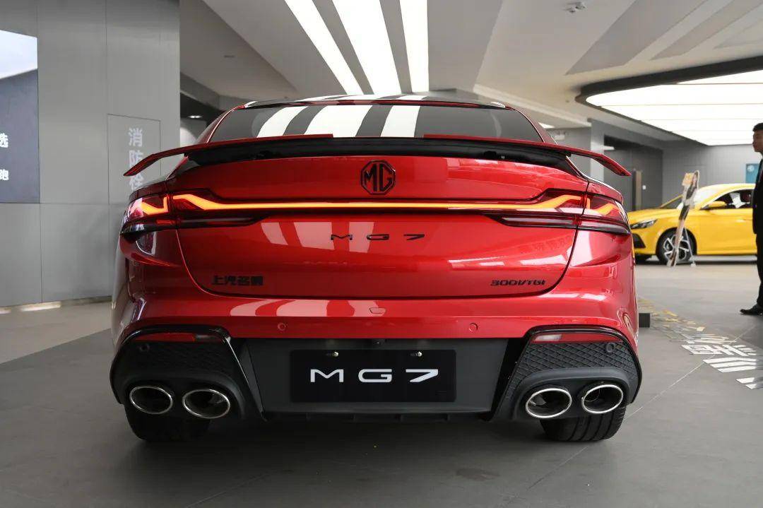 2.0T 261匹 405牛，中型车还带电动尾翼！实拍全新MG7_搜狐汽车_搜狐网