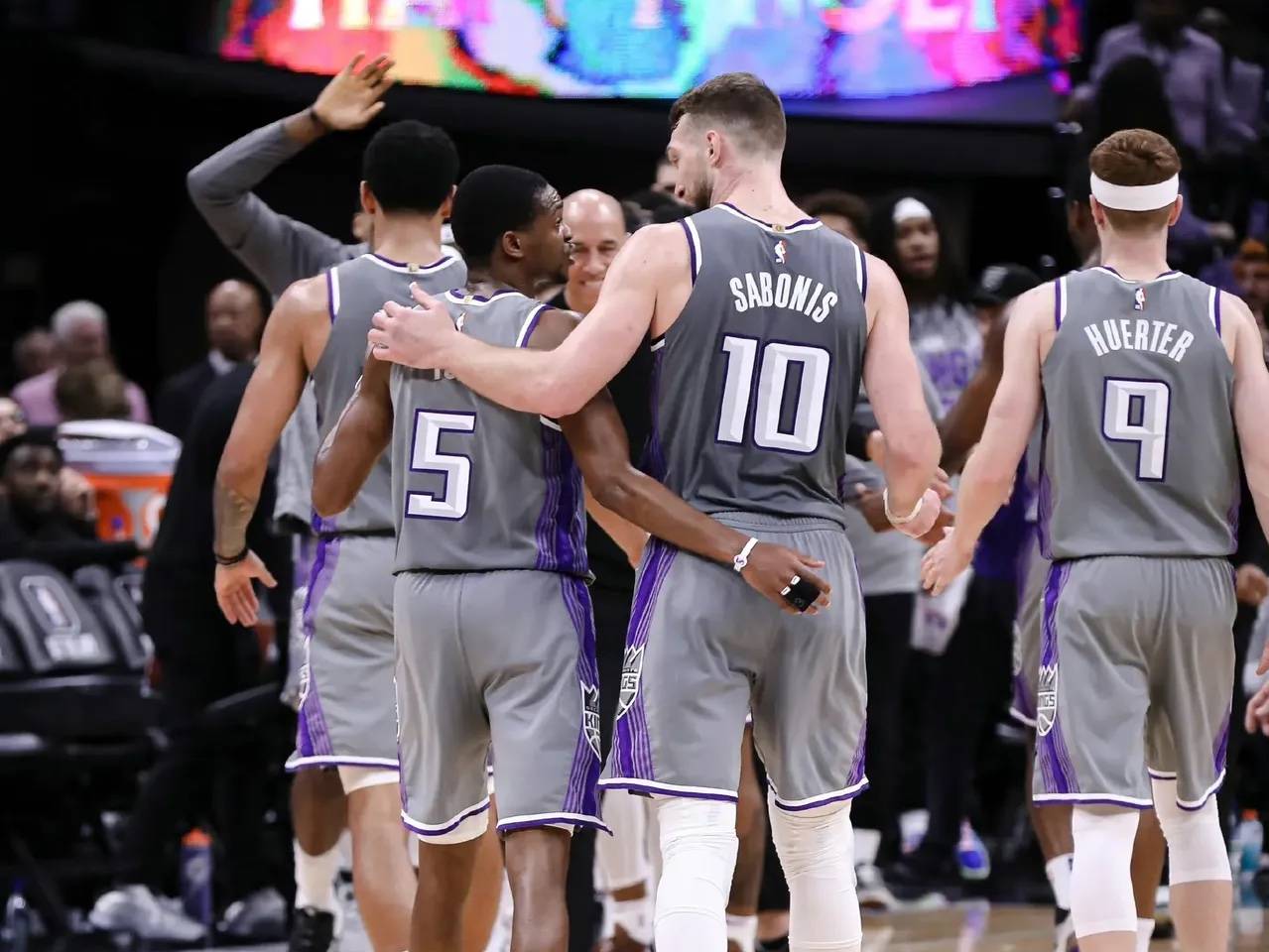 NBA ：国王101比96战胜篮网，球员表现一览，萨博尼斯24分21篮板_助攻_布里奇斯