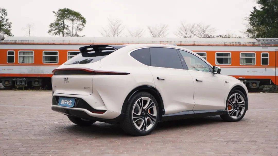 如果不纠结那些传统选项，你会打开另一个世界！宝马X5 VS 智己LS7｜1+1试车_搜狐汽车_搜狐网