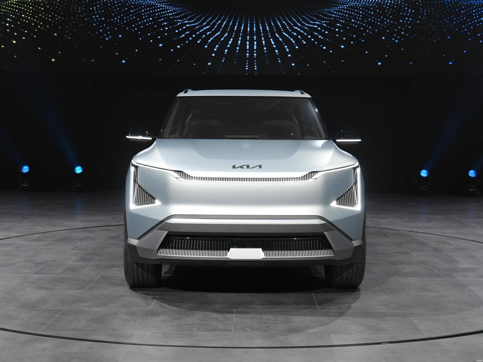 起亚EV5概念车首发亮相 续航超700km/量产版或将于今年11月推出_搜狐汽车_搜狐网