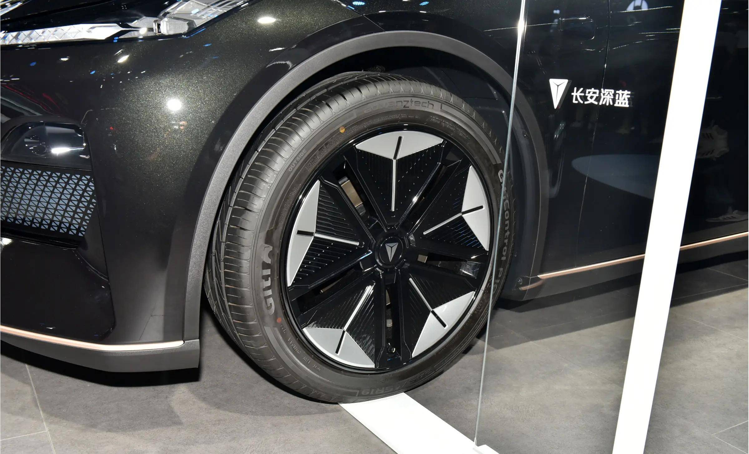 实拍深蓝SL03 705纯电版，22.19万续航超700km，6秒级加速_搜狐汽车_搜狐网