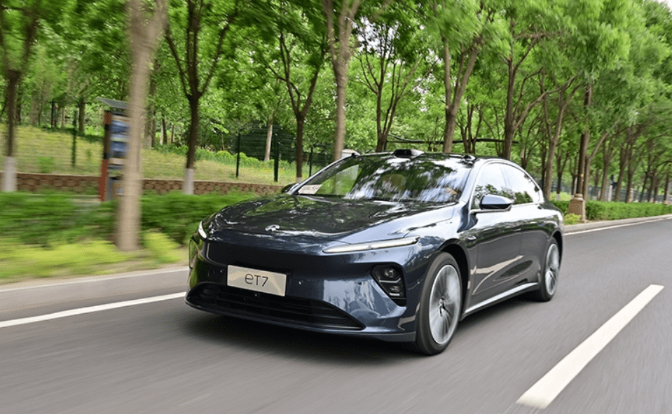 预售价32.29万起的岚图追光VS蔚来ET7，二者产品力表现如何？_搜狐汽车_搜狐网