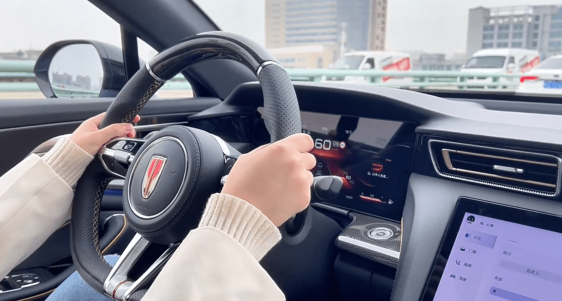 试驾红旗H6，2.0T+8AT，掀背轿跑中置排气，适合年轻人的红旗来了_搜狐汽车_搜狐网