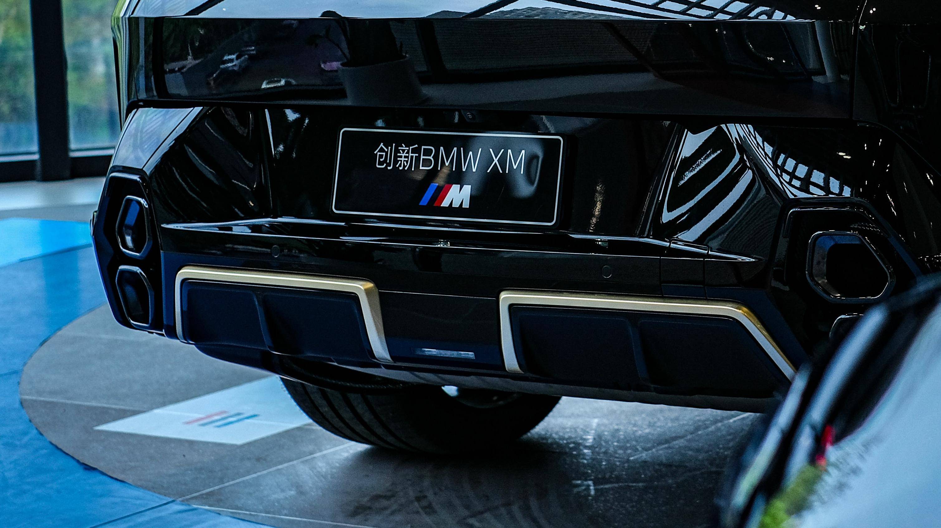 M系列旗舰SUV，4.4T插混系统，到店体验宝马XM，230万，值吗？_搜狐汽车_搜狐网