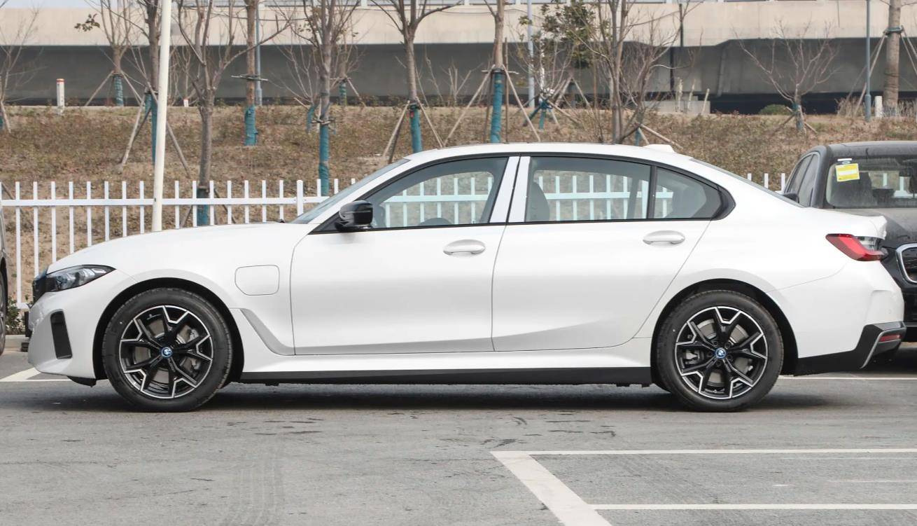 两款豪华中型车PK：凯迪拉克CT5遇上宝马i3，造型动感，选谁好？_搜狐汽车_搜狐网