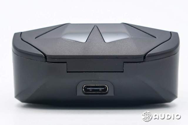 Loca H5S真无线游戏蓝牙耳机拆解，炫酷外观设计，轻巧舒适佩戴_充电_产品_特写