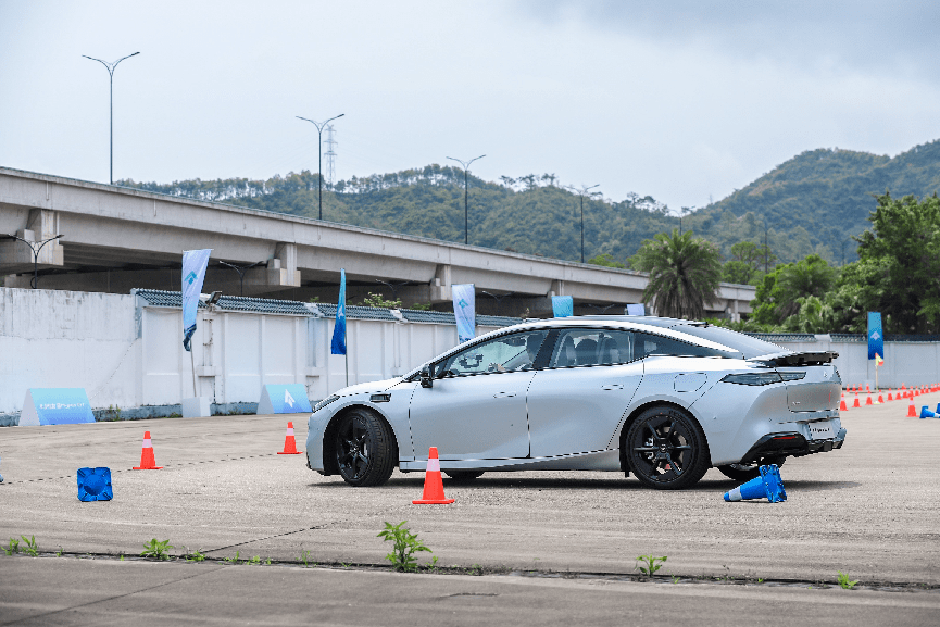 赛道首试昊铂王牌Hyper GT，瞬间感觉Model 3不香了_搜狐汽车_搜狐网
