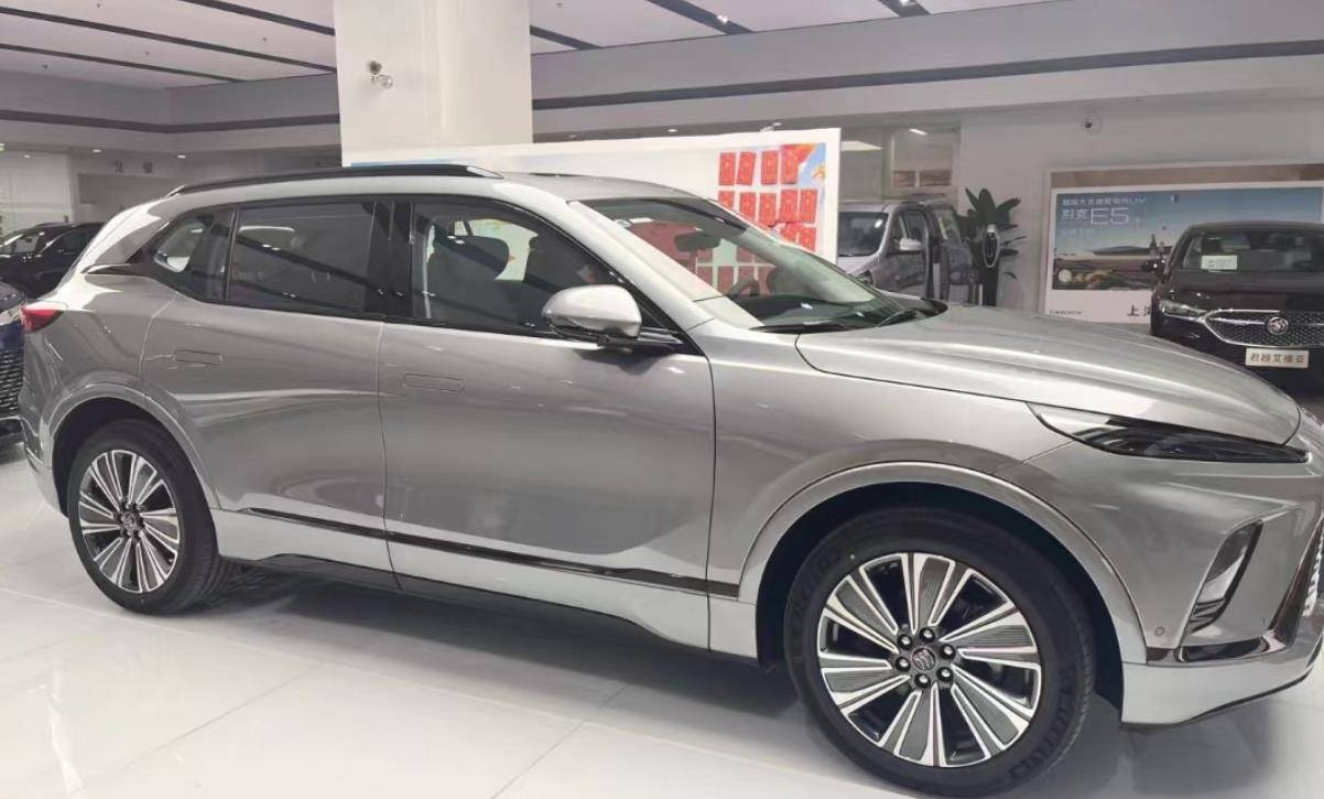 别克E5到店！换装全新车标，外观新潮，动力续航理想，轴距2954mm_搜狐汽车_搜狐网