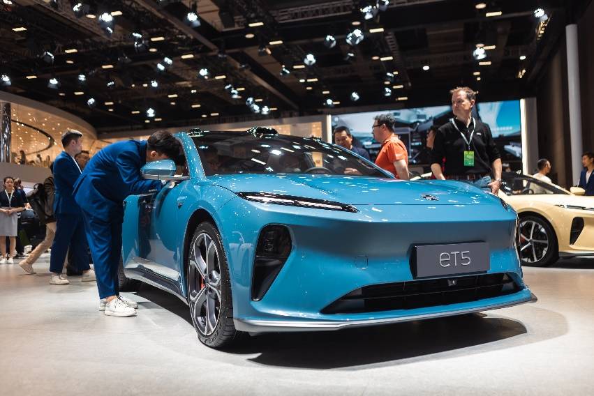 新能源车引围观，小鹏P7、蔚来ET5真的香吗？_搜狐汽车_搜狐网