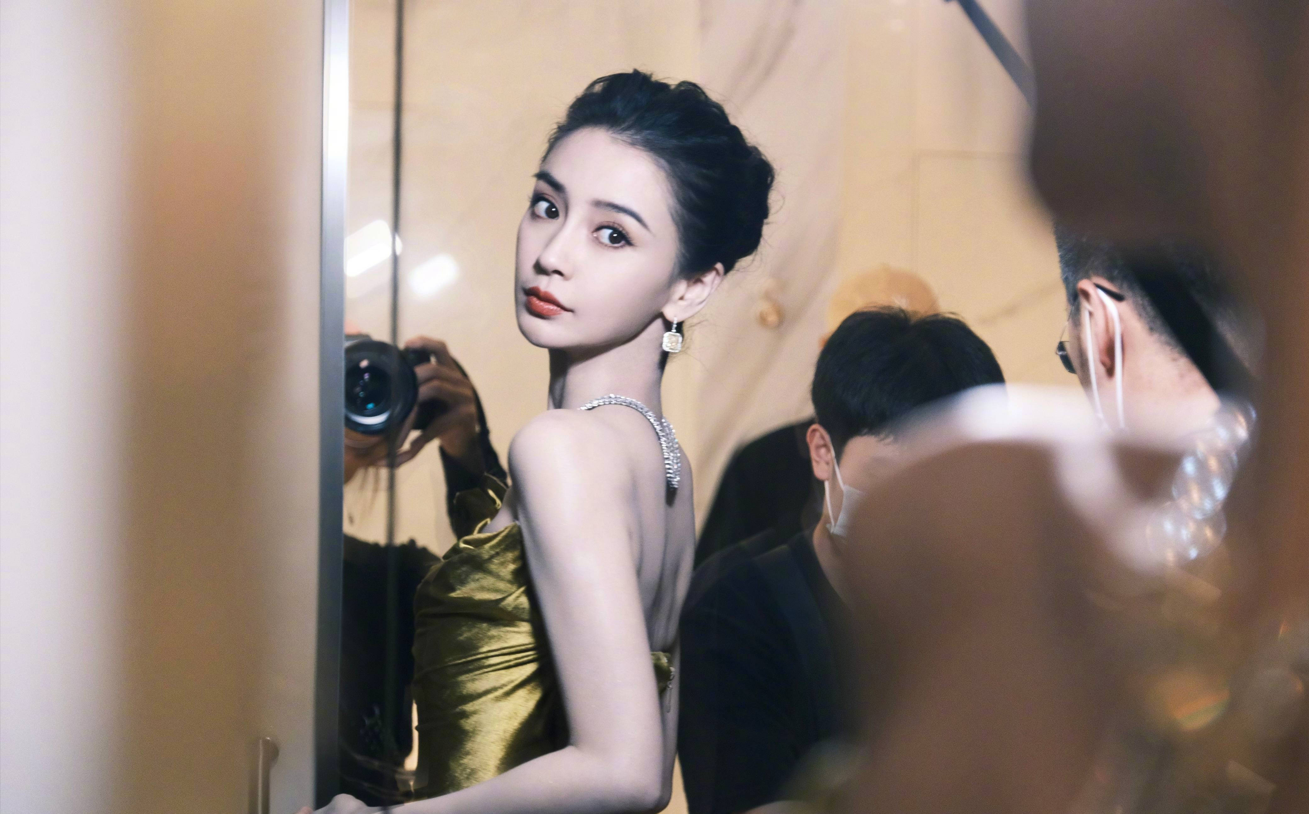 Angelababy晒自拍美艳动人 问粉丝喜欢哪张美照-搜狐大视野-搜狐新闻