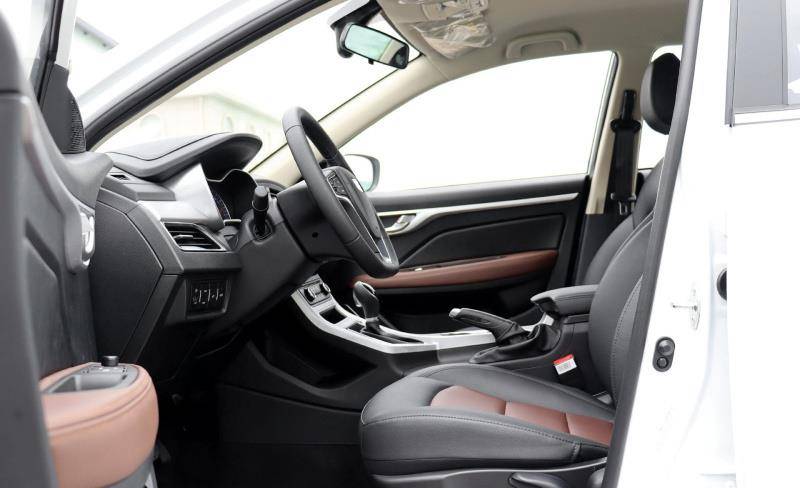 吉利新款家轿，1.5L＋CVT油耗5.8，4.69万性价不输比亚迪F3_搜狐汽车_搜狐网