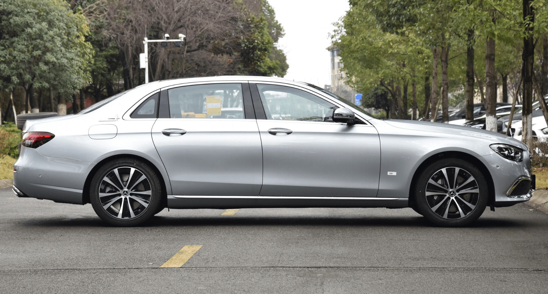 奔驰新E发布，网友却求瓦格纳放过奔驰？但外观内饰真比宝马5系帅_搜狐汽车_搜狐网