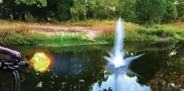 扛不动手提转管机枪？这款世界最轻！XM556手持式5.56mm米尼岗机枪_美国陆军_直升机_枪管