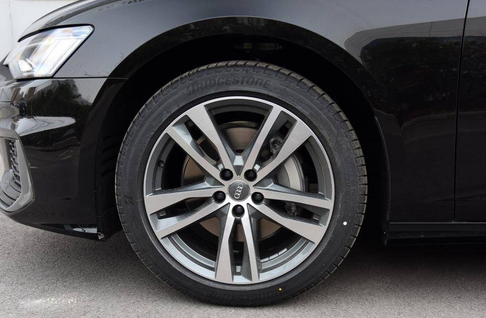 奥迪掏出“压箱底”，颜值远超宝马5系，油耗6.3L，车长近5米_搜狐汽车_搜狐网