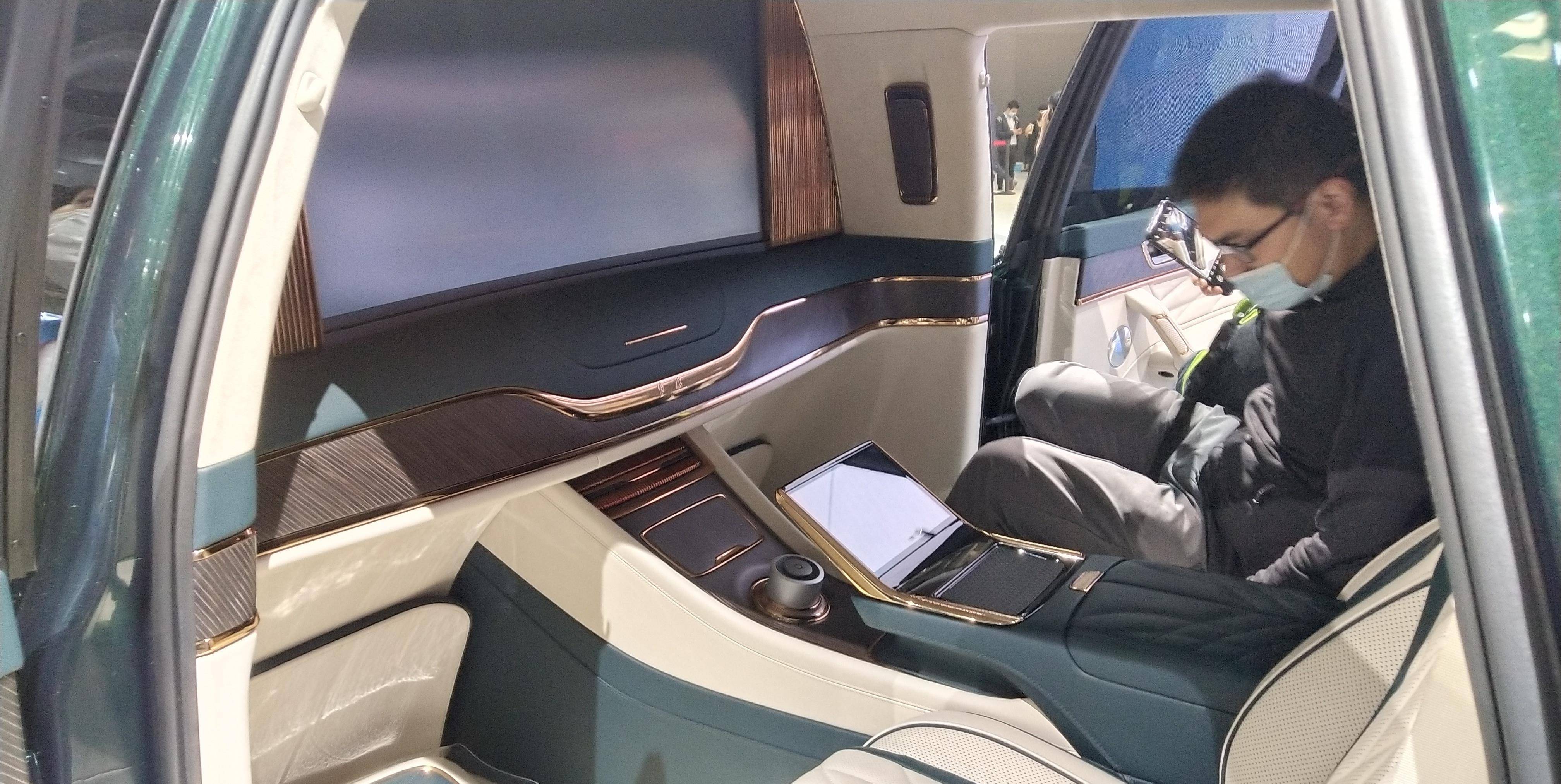 红旗HS7＋北京车展亮相，加长500mm，后排空间非常私人_搜狐汽车_搜狐网