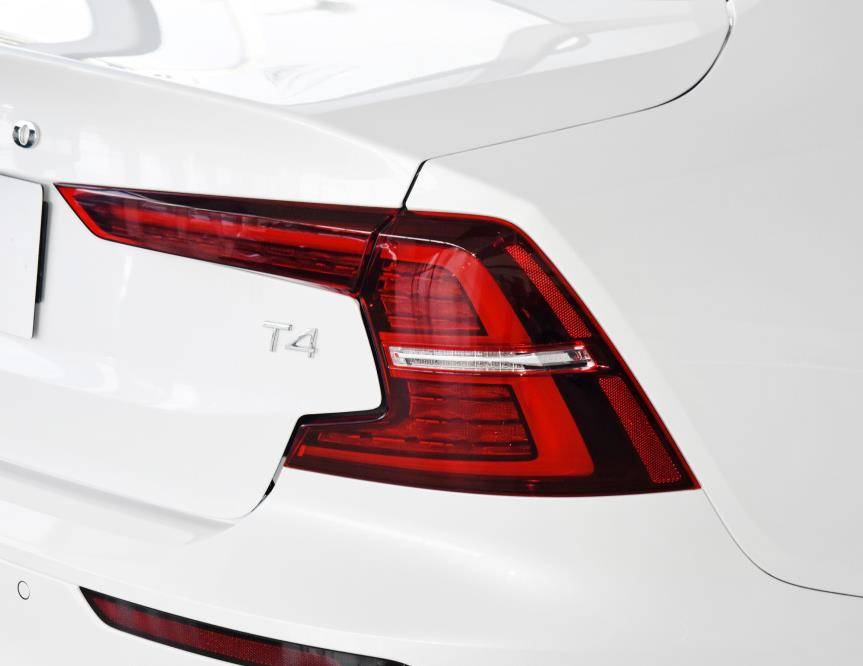 比奥迪A4L上档次，搭载2.0T＋8AT，一脚油250马力，配运动座椅_搜狐汽车_搜狐网