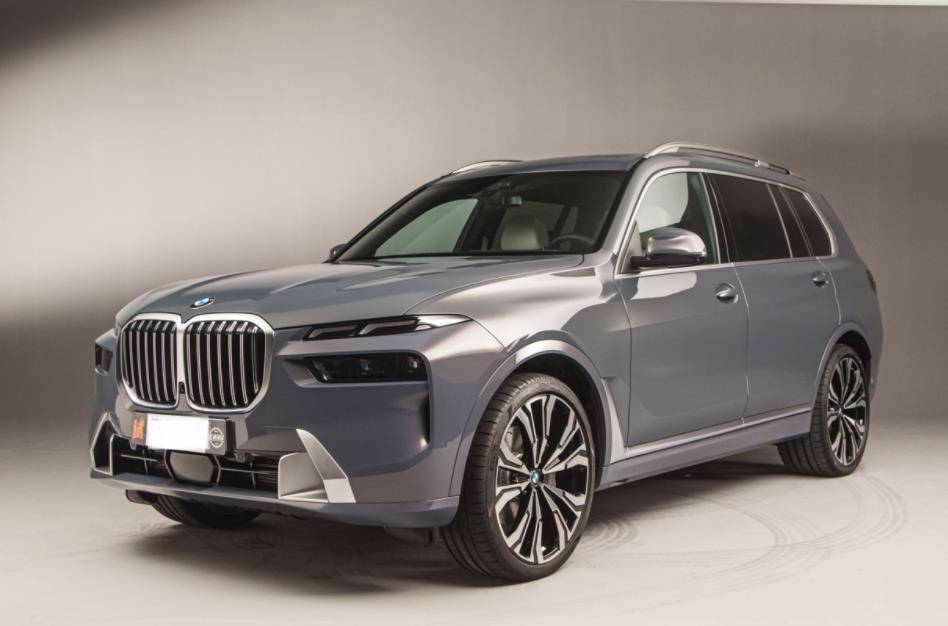 2023款宝马X7实车来了，配隐私玻璃，搭4.4T V8引擎，气场很强大_搜狐汽车_搜狐网