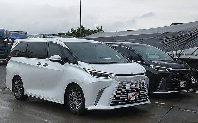 雷克萨斯全新LM实车街拍，网友：不如腾势D9、M8宗师版有气场_搜狐汽车_搜狐网