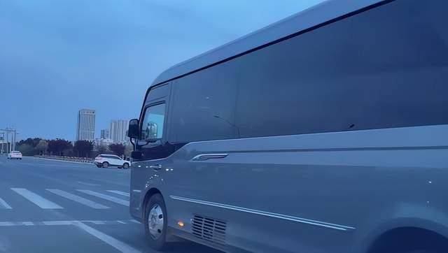 对标考斯特！红旗新车QM7曝光，最高23座＋3.0T，定多少合适？_搜狐汽车_搜狐网