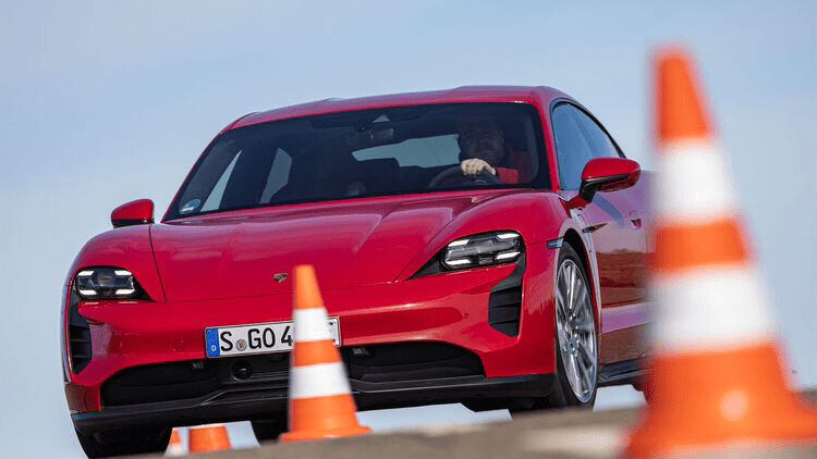 ET7硬杠Taycan GTS是吹牛还是实力？德国人评测后给出这般答案_搜狐汽车_搜狐网