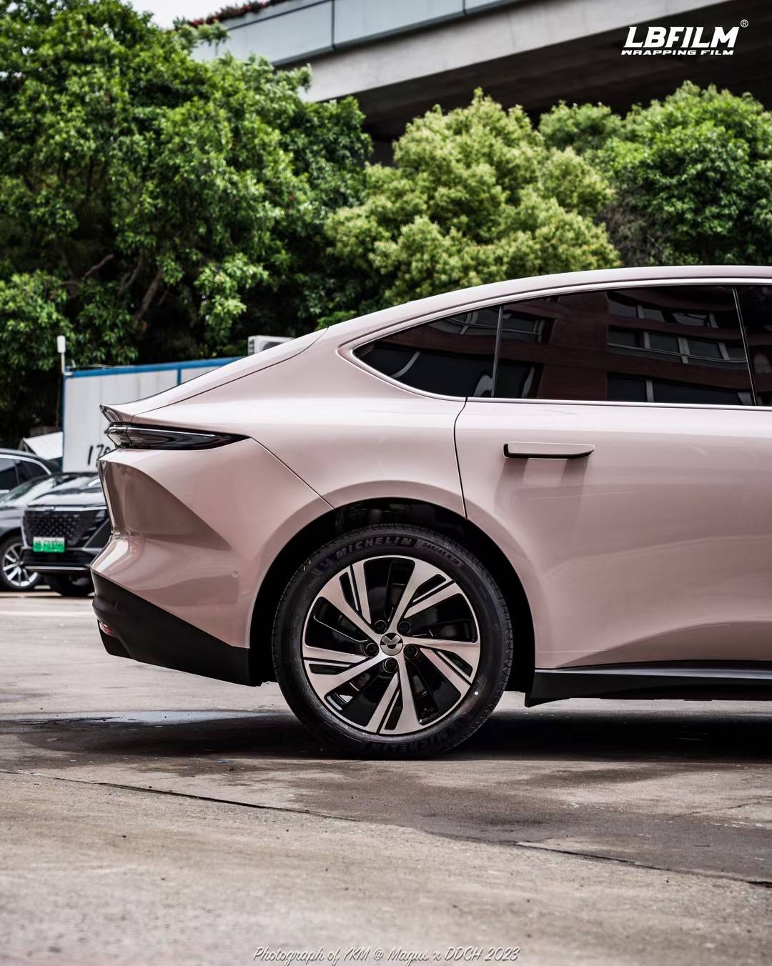 蔚来ET5-LBFILM改色膜镜空粉,猛男看了娇羞的的颜色_搜狐汽车_搜狐网