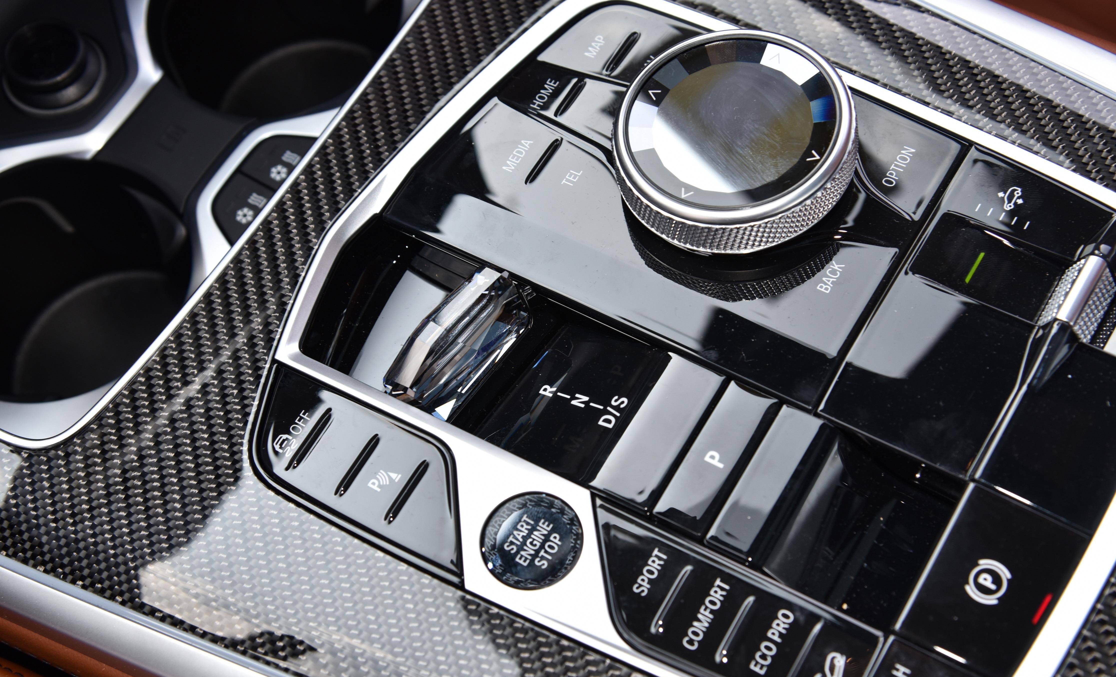 宝马真正的“高手锏”，顶配4.4T V8动力，豪华又霸气，解读宝马X7_搜狐汽车_搜狐网