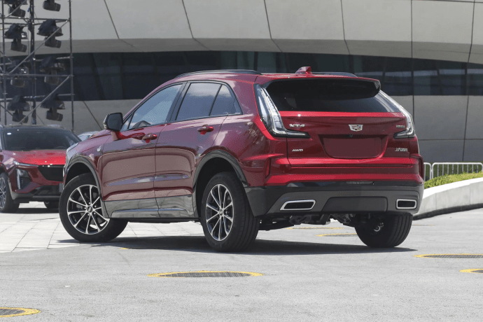 配33英寸大屏，增配降价，最高下调3.5万，凯迪拉克XT4新增1.5T_搜狐汽车_搜狐网