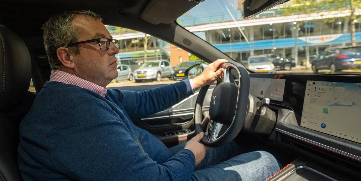 与Model 3展开正面对抗，2023款欧版小鹏P7i实拍图发布_搜狐汽车_搜狐网