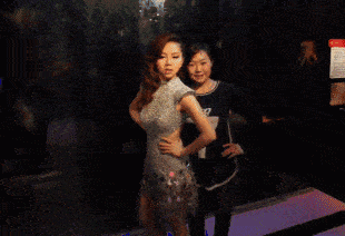 袜子高跟裙，这网友脑洞奇葩 - 笑口常开