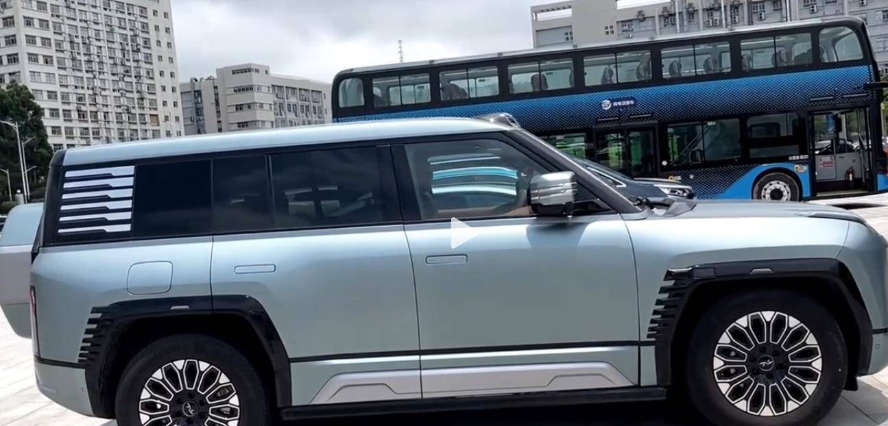 仰望U8再现新版本，2.0T增程+1197马力轮边电机，路虎卫士不香了_搜狐汽车_搜狐网