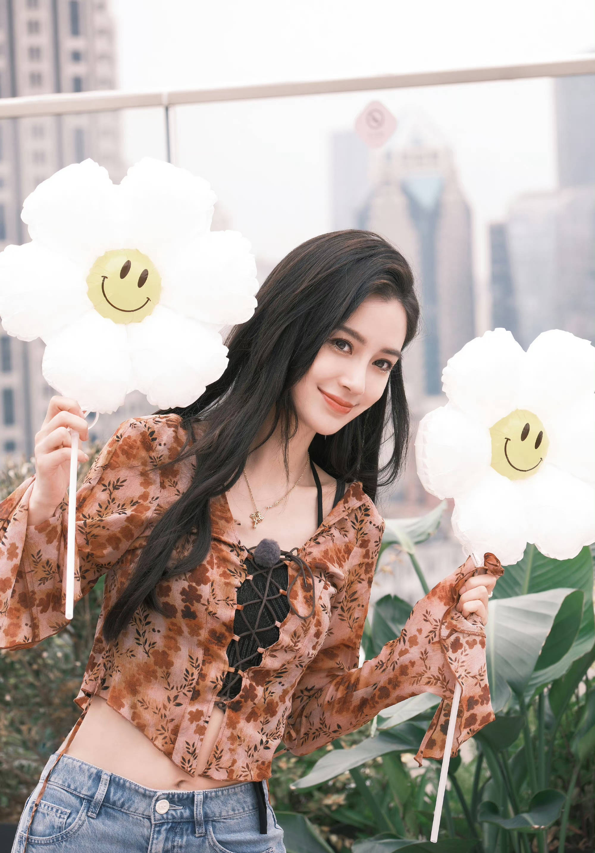 Angelababy举太阳花晒六一随拍 笑容甜美感染力强-搜狐大视野-搜狐新闻