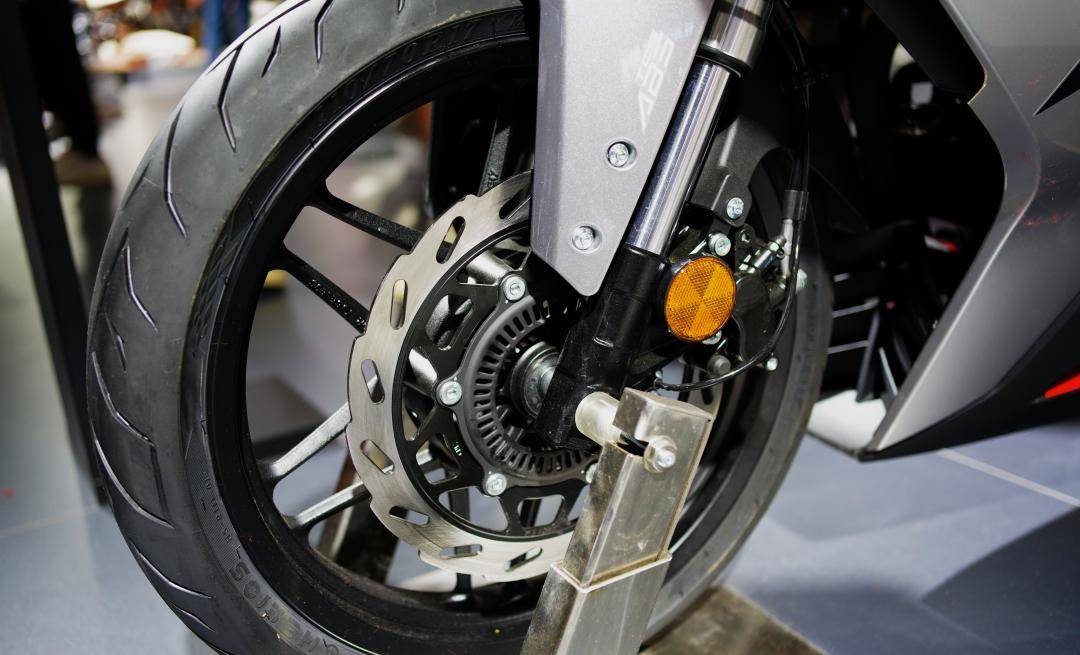 国产超轻量化入门仿赛，赛科龙RC250，赛事级动力调教输出更丝滑_搜狐汽车_搜狐网