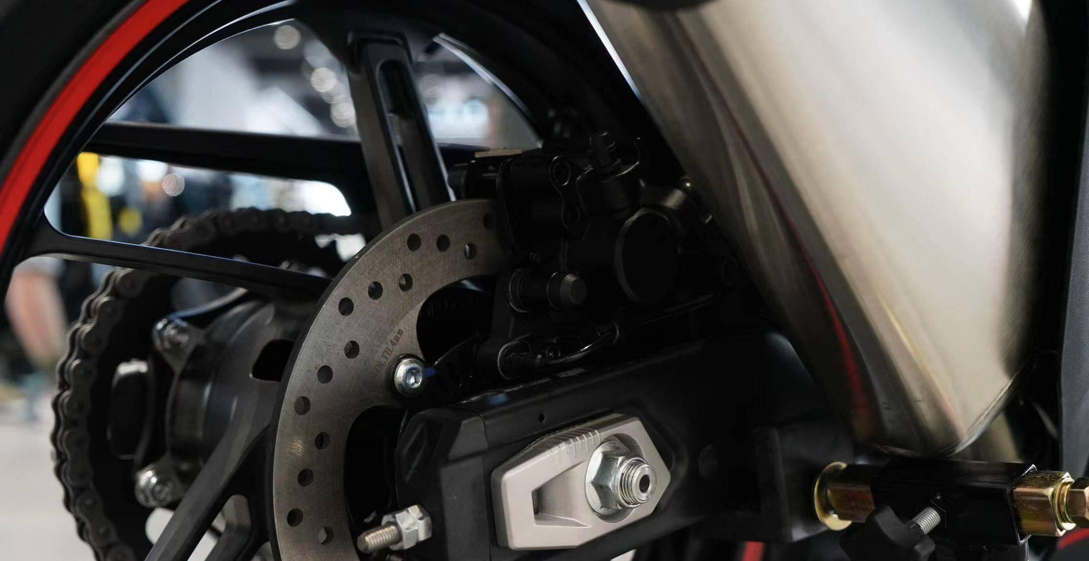 2023款春风450SRS单摇臂车型正式发布，配置牵引力控制系统_搜狐汽车_搜狐网