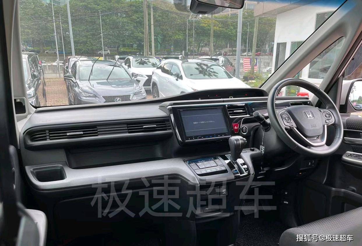 雅阁同款1.5T引擎，7座大空间+尾部对开门设计，海外实拍本田STEPWGN_搜狐汽车_搜狐网