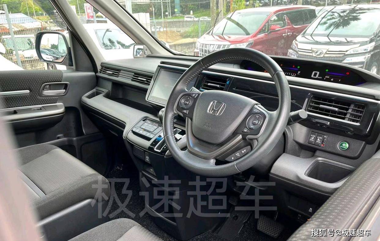 雅阁同款1.5T引擎，7座大空间+尾部对开门设计，海外实拍本田STEPWGN_搜狐汽车_搜狐网