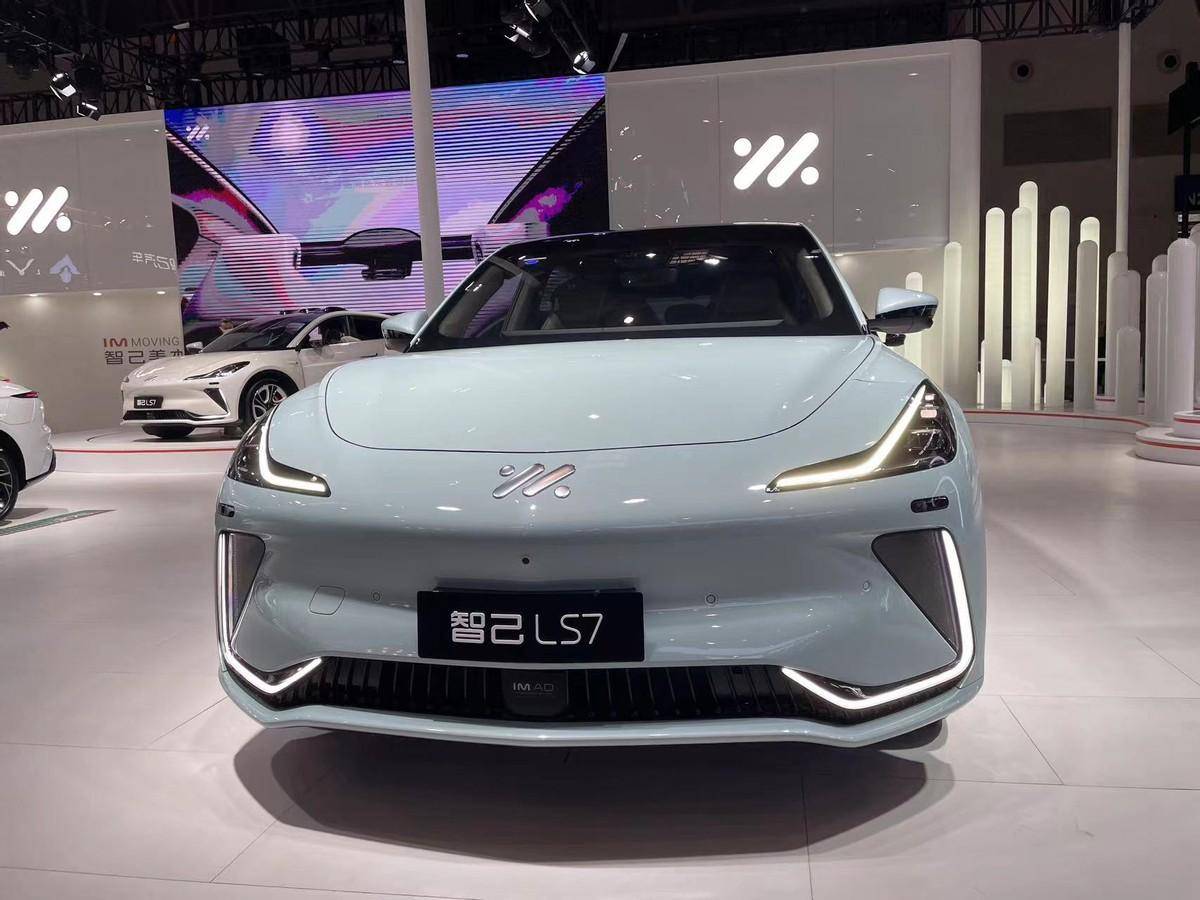 实拍智己LS7丨30万级中大型纯电SUV实力选手，入门版本值得期待_搜狐汽车_搜狐网