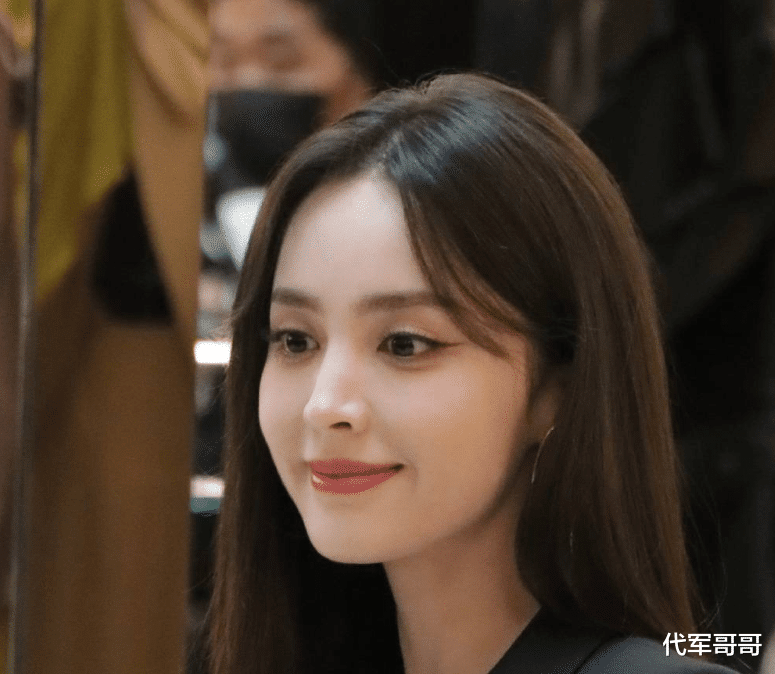 高考成绩596分？31岁古力娜扎再上热搜，曾因穿衣大胆引发争议_网友_回应_消息