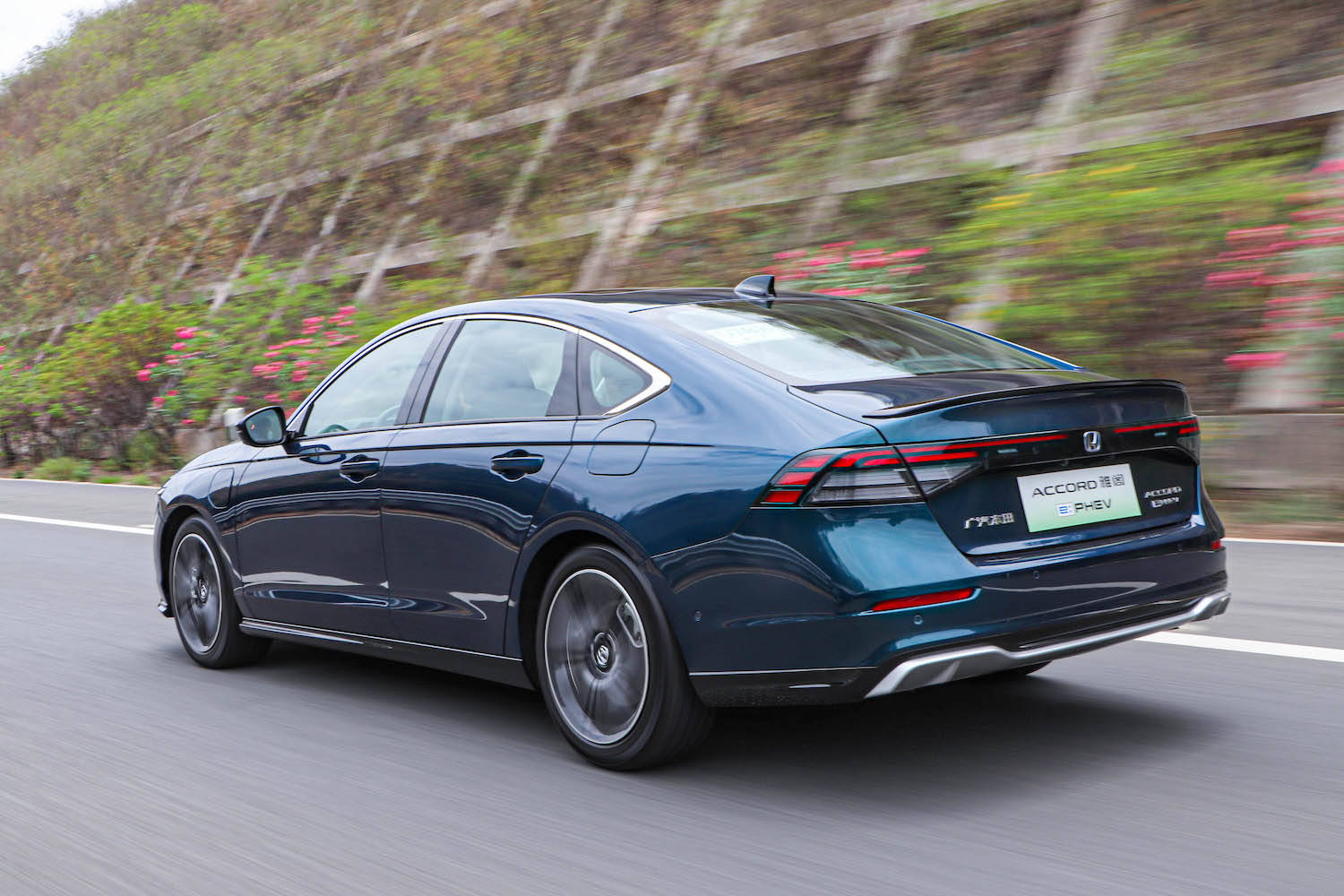 试驾全新雅阁e:PHEV，动力系统调校不俗，智能科技有升级_搜狐汽车_搜狐网